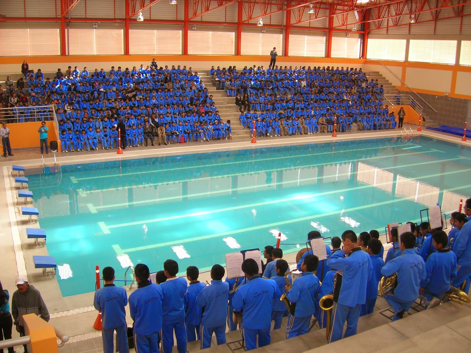 DEPORTES DE AREQUIPA: Piscina moderna en la Gran Unidad Escolar