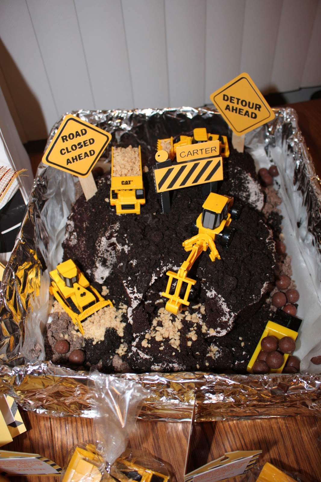 SNIPS BY KELLY: CONSTRUCTION ZONE BIRTHDAY PARTY and CAKE