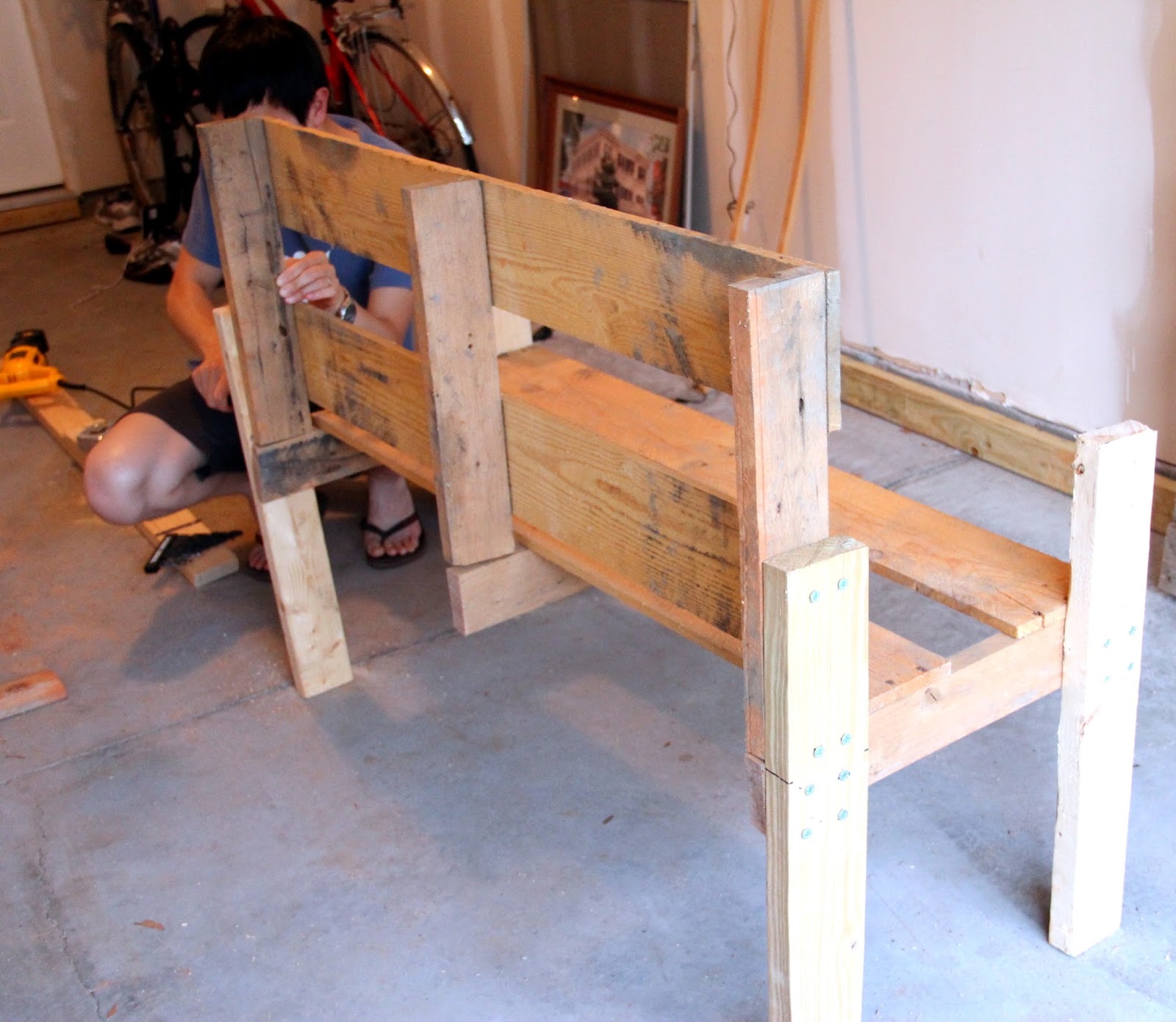 DoLeeNoted: DIY Pallet Bench