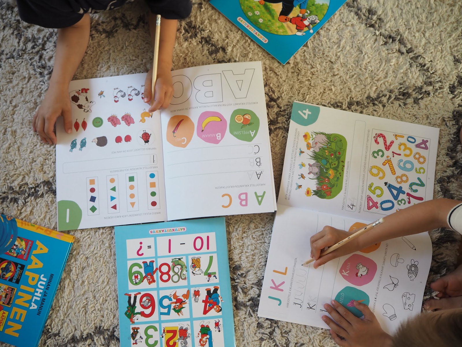 Mama loves you : Aakkoset ja numerot tutuiksi lapselle