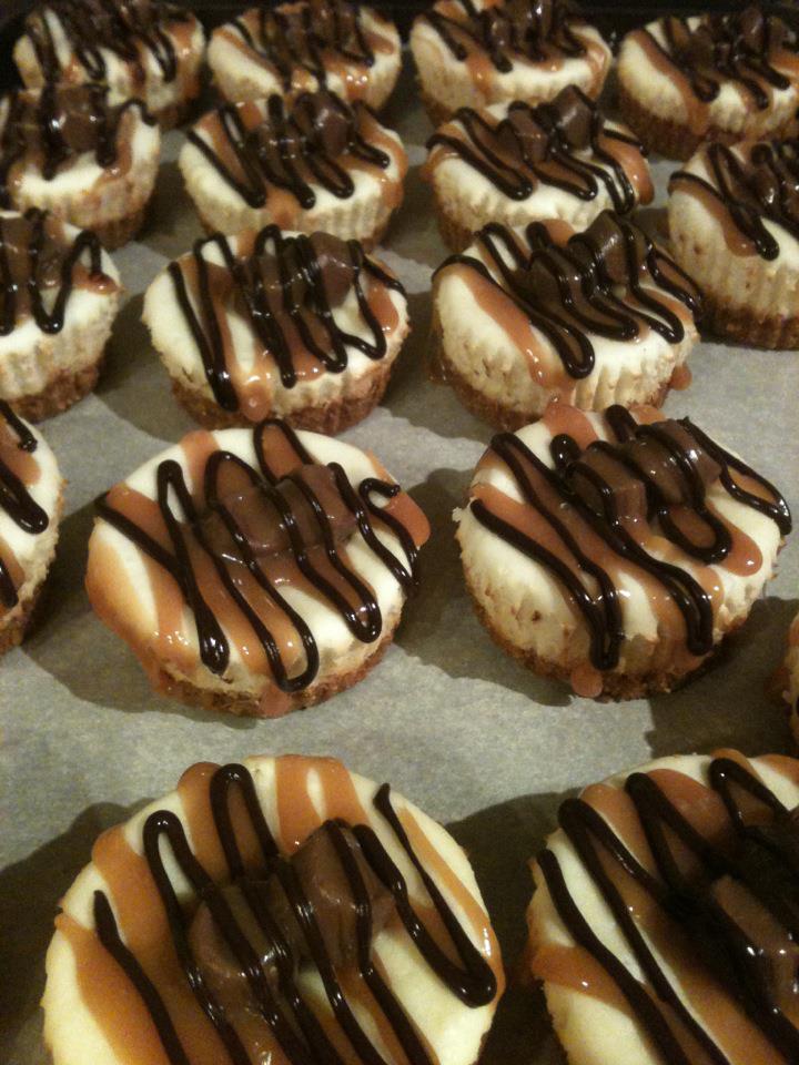 Gotta EAT Cake: Mini Rolo Cheesecakes