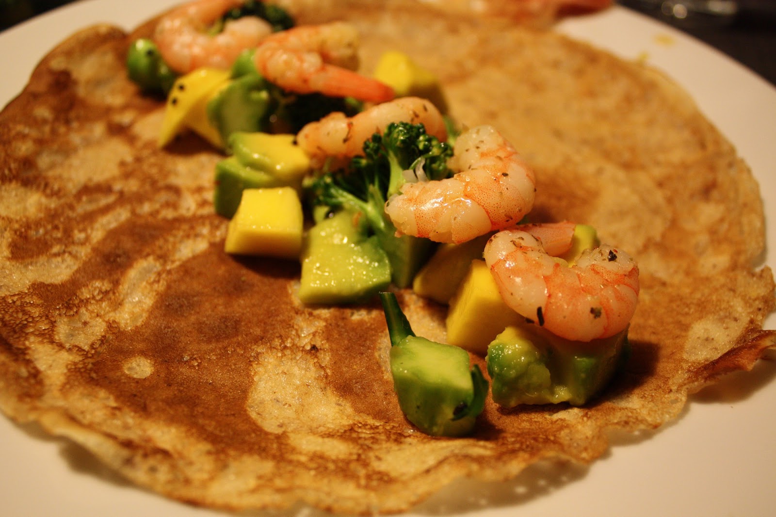 Madlaboratoriet: Pandekager med hvidløgsstegte tigerrejer, mangosalsa ...