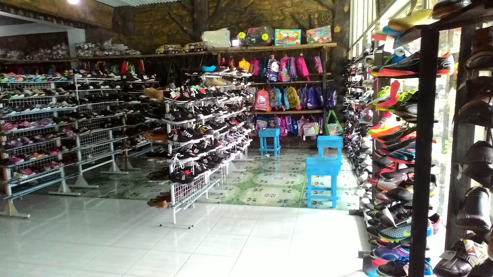 88+ Desain Toko Sepatu Sandal dan Tas Minimalis Paling Keren - Model ...