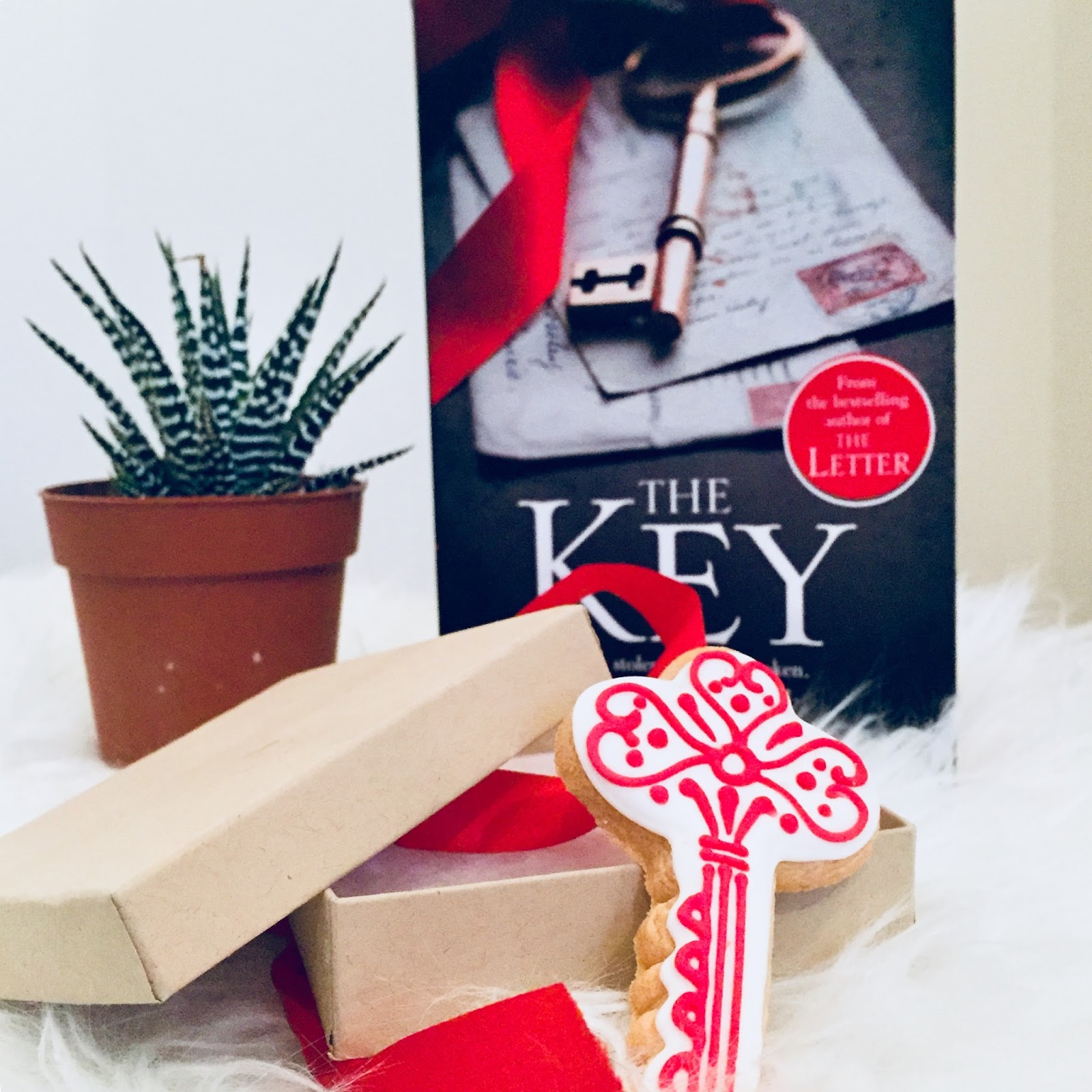 Book Review: The Key by Kathryn Hughes - Alba in bookland