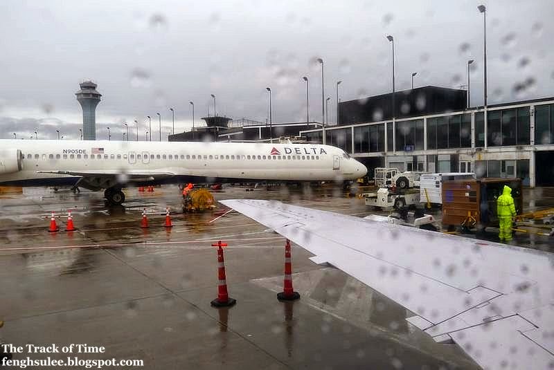 United Airlines from Chicago to Hartford (6) | The Track of Time