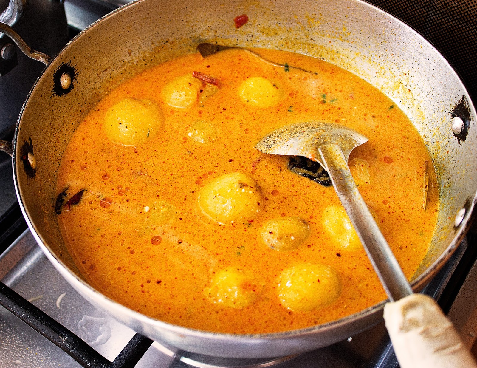 Niramish Kosha Alur Dom / Pure Vegetarian Bengali Dum Aloo