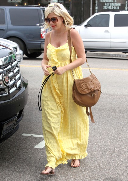 Fashion Girl: Hollywood Celebrities and their Sandals Lookbook