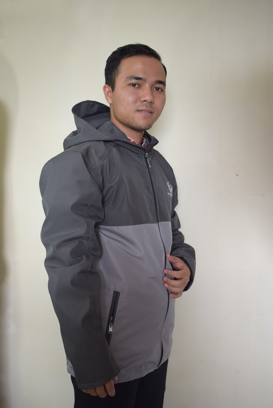 Tips Memilih Jaket Waterproof yang Asli | Jalantikus