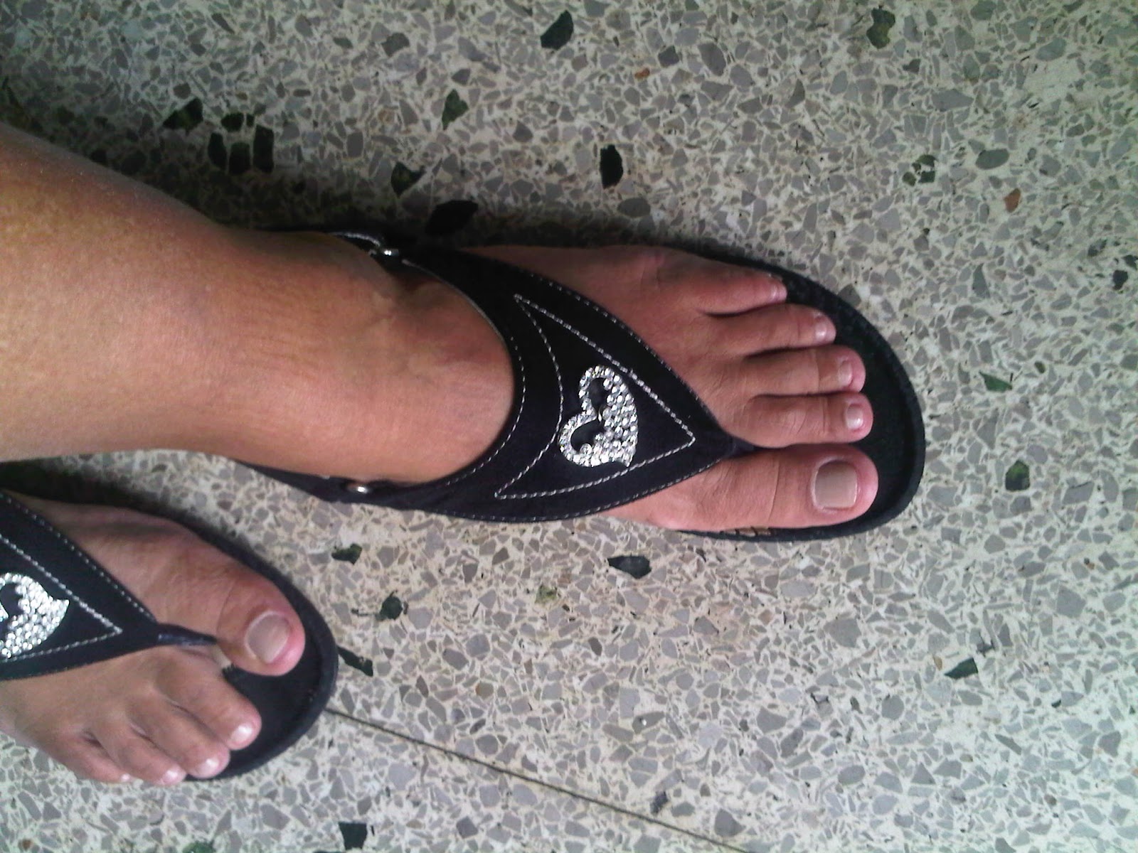 BEAUTIFUL AND CUTE FEET: Every single toes with short nails