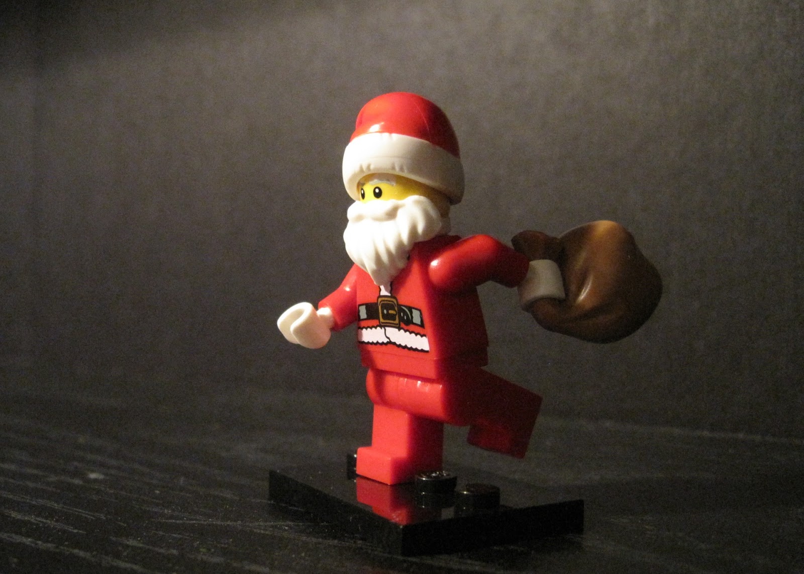 Toy Review: Lego Santa (Lego Minifigures Series 8)