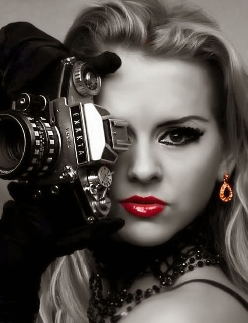 Beautiful colorful pictures and Gifs: Sensual erotic Red color splash