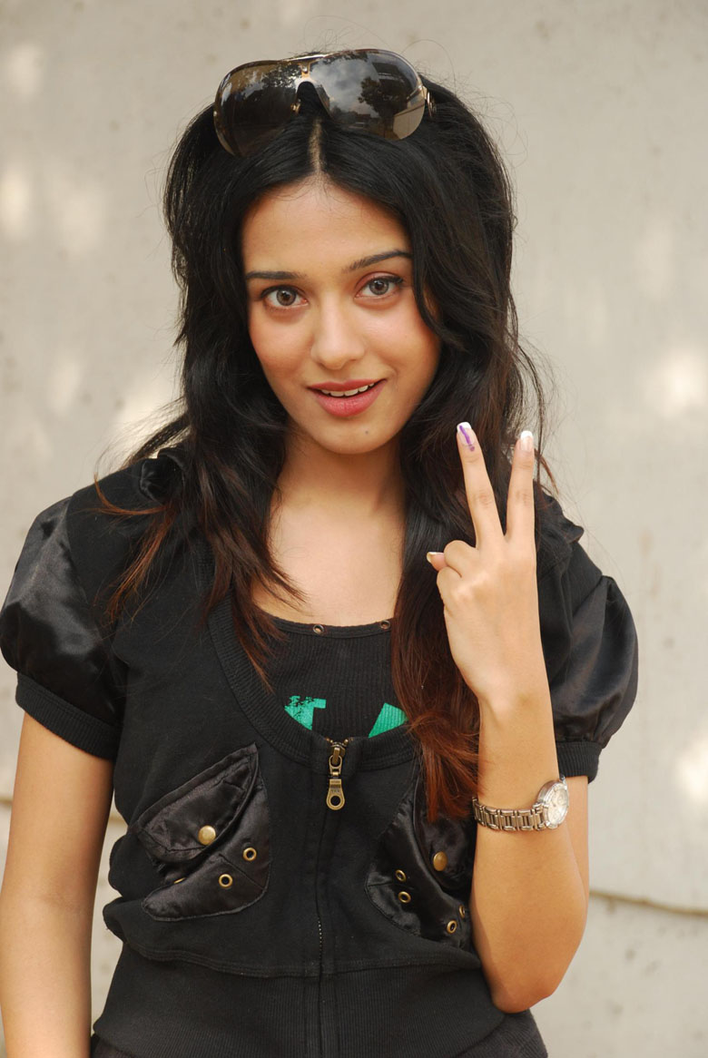 South Indian film actress Amrita Rao latest HQ photo shoots