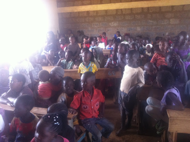 'MOTHER CHRISTMAS" BRINGS SMILES TO THE IMPECUNIOUS IN KIANDUTU SLUM ...