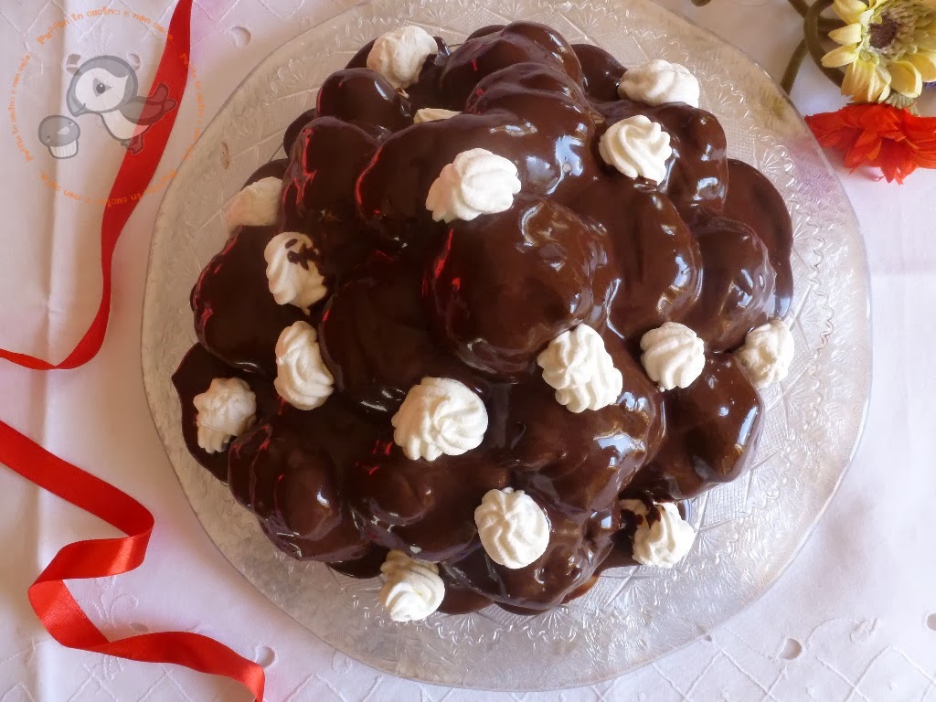 Profitterol o profiterole con crema diplomatica e salsa al cioccolato ...