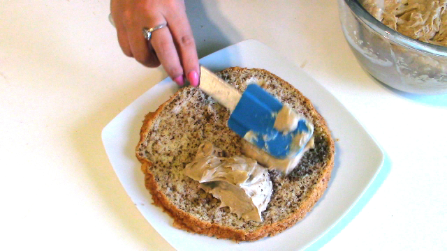 Farfuria vesela: Tort cu blat cu nuca si crema cu cafea