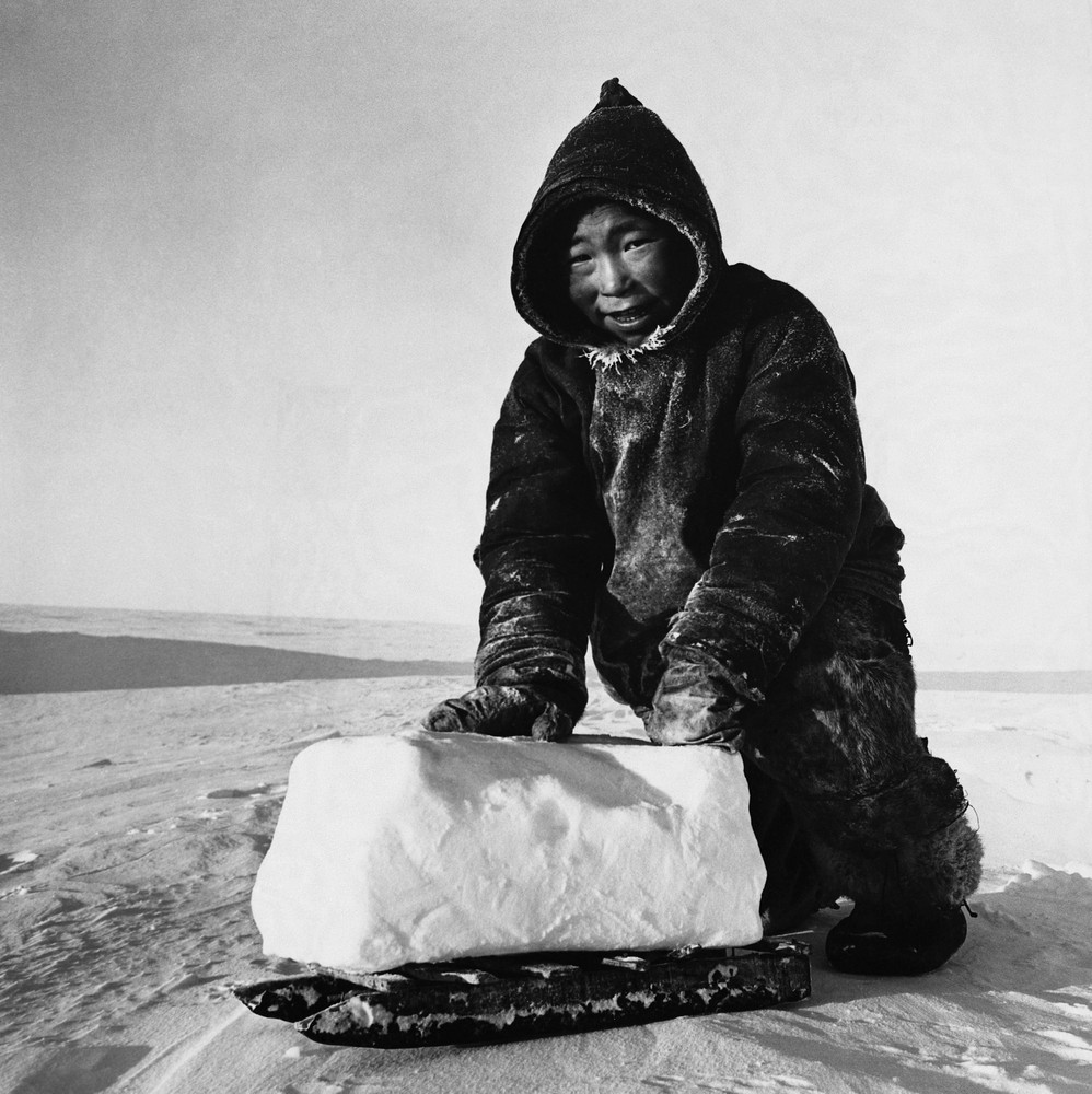 25 Amazing Vintage Photographs That Capture Everyday Life of Inuit ...