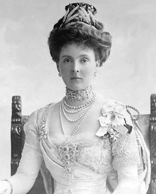 Thoughts of a Depressive Diplomatist: Royal Family Orders