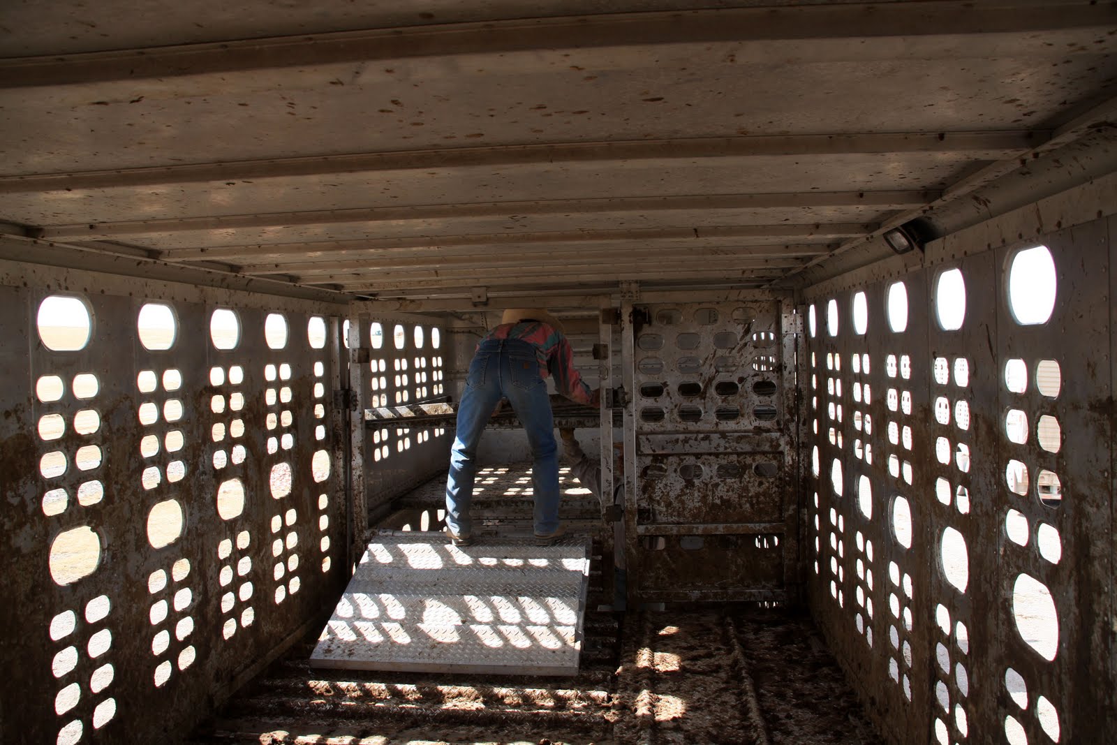 Double H Photography: Loading a Cattlepot