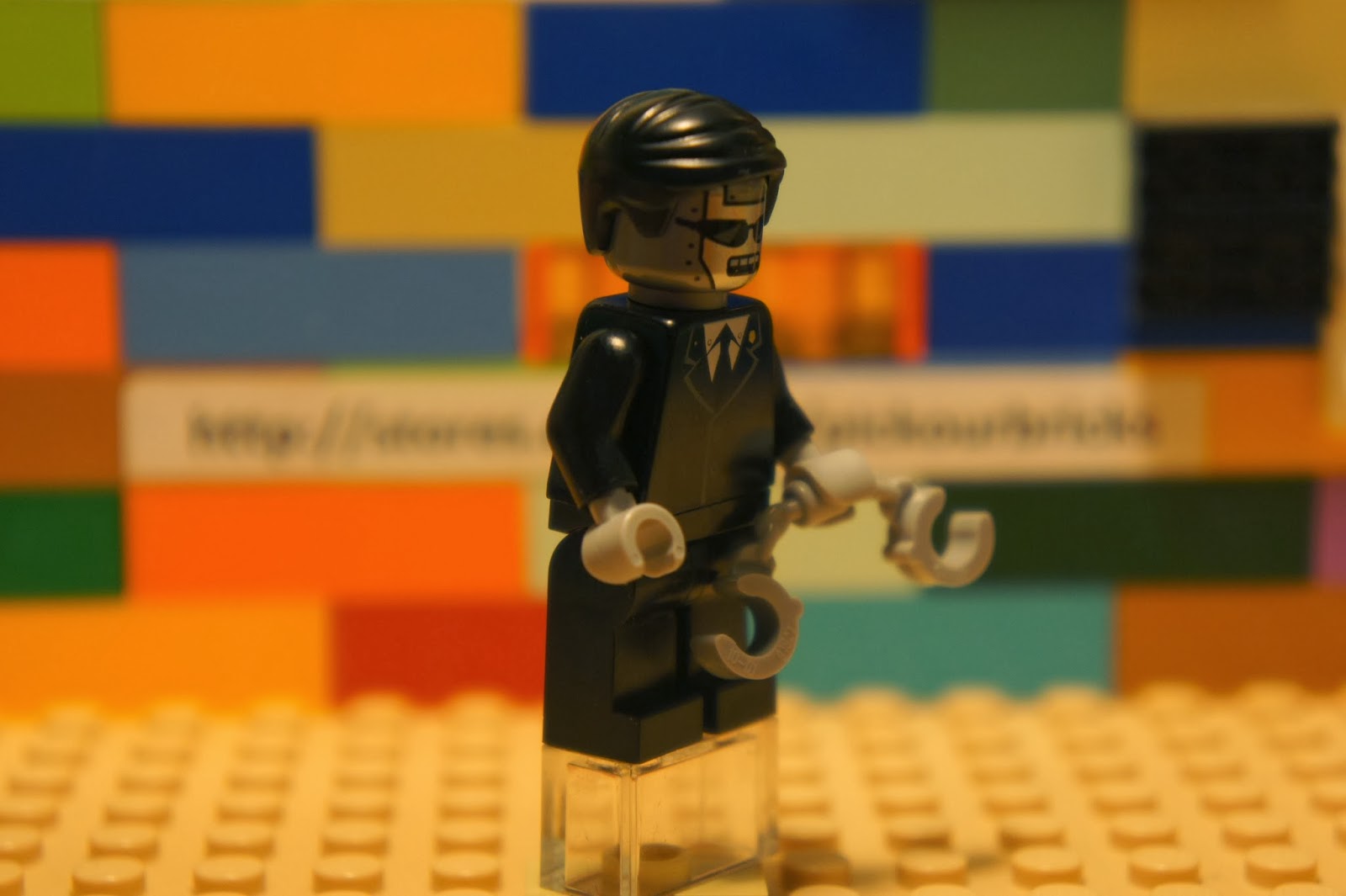 The LEGO Movie ROBOT FED Business-Suited Robot Droid Police Minifigure