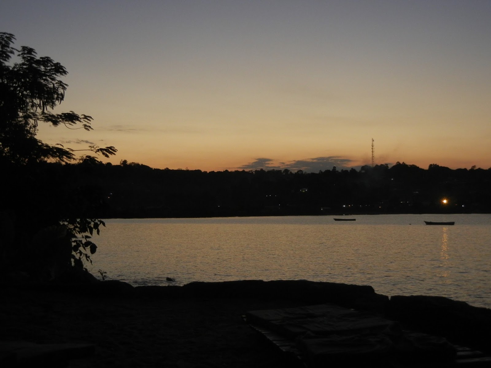 Leo in Malawi: Mayoka Village in Nkhata Bay - Sunset and night fishers