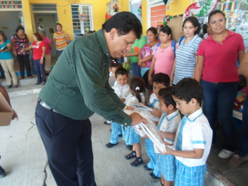POZA RICA: César Ulises Rivera Sigue Entregando Utíles Escolares en la ...