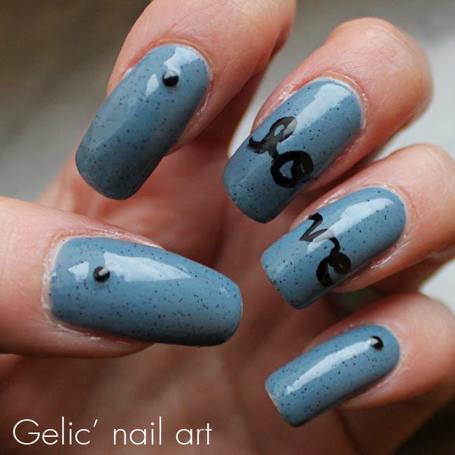 Gelic' nail art: Love text nail art in black and gray