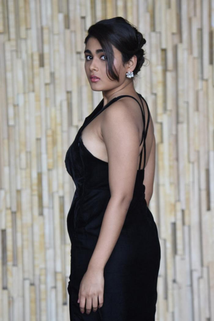 Beautiful Indian Girl Shalini Pandey Long Cross legs Thighs Beautiful Indian Girl Shalini Pandey Long Cross legs Thighs