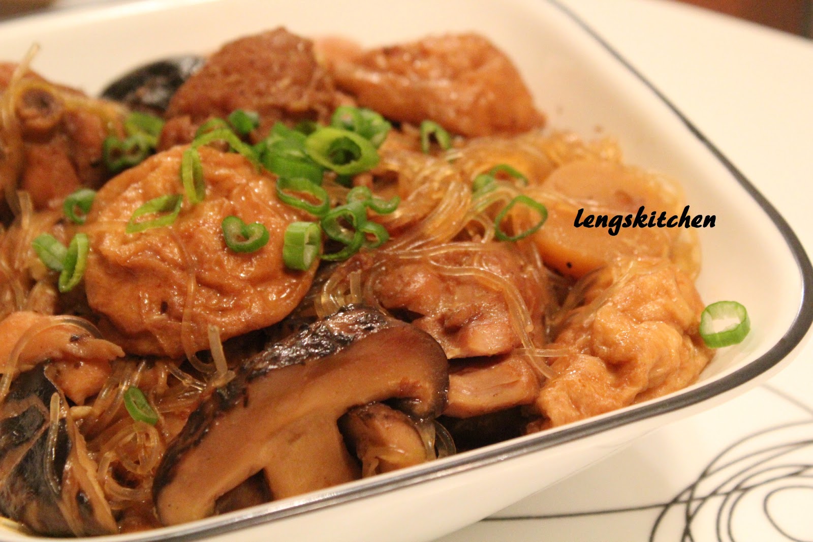 Kitchen Chaos: Braised Chicken with Mushrooms and Fried Tofu Puffs 香菇豆包焖鸡肉