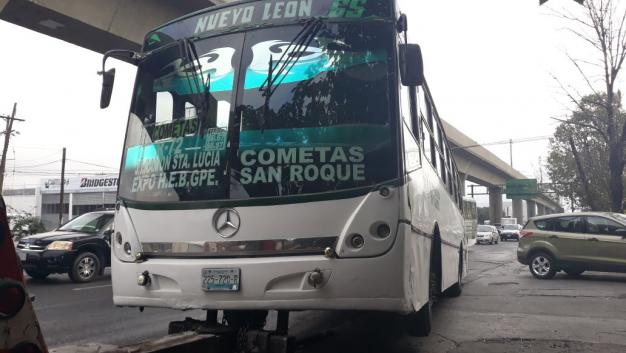 Ruta 72 choca contra auto y autobús en Monterrey