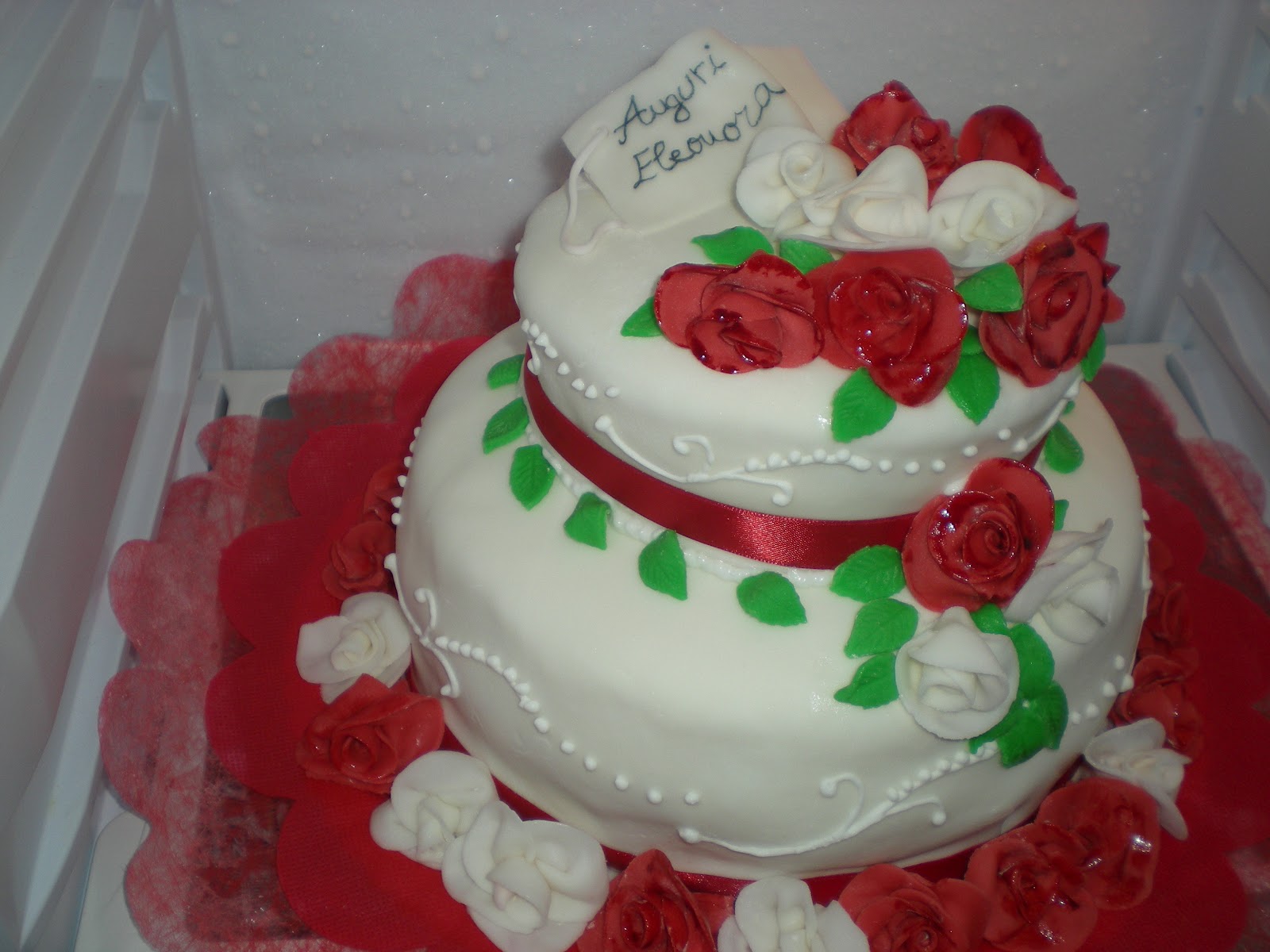 La cucina di Maddy: Torte decorate: "Torta di rose rosse e bianche a ...