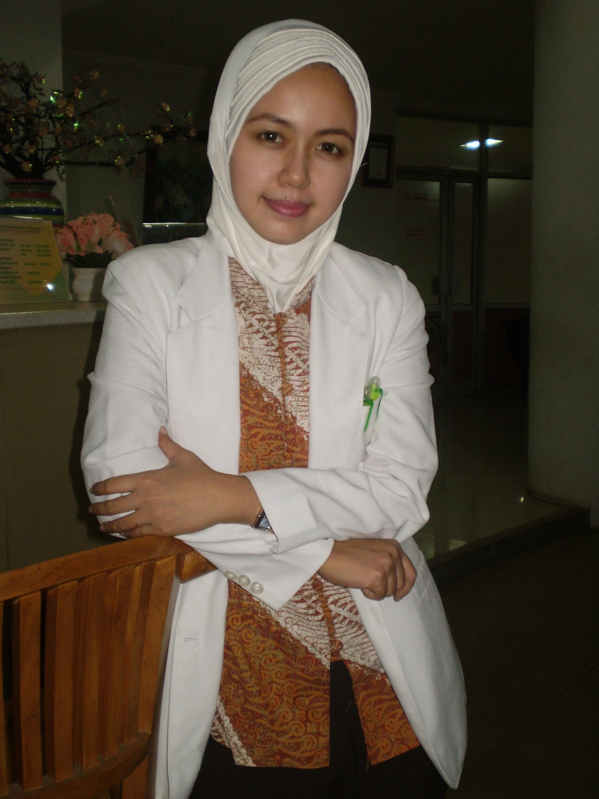 Gallery Foto Dokter Muda Cantik Seksi Dan Hot Cafe Warna