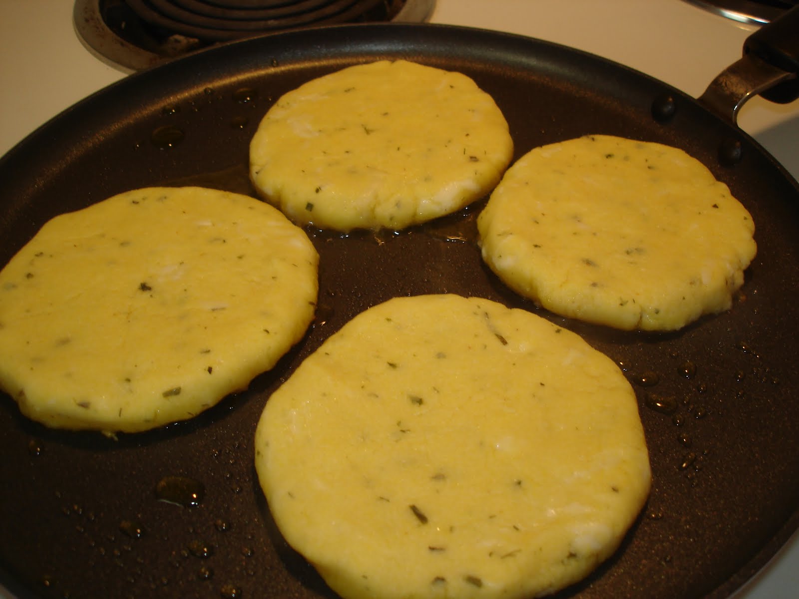 The Tiny Skillet: Arepa With Egg (arepa de huevo)