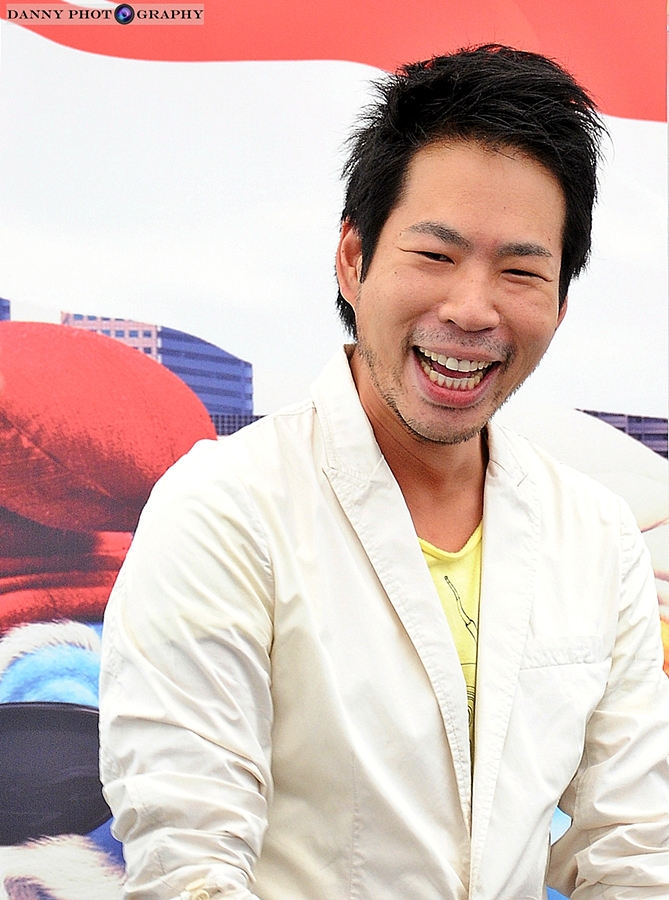 Singapore Stars with Smurfs Celebrate National Day 2011 ~ Danny Tan ...