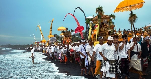 Makna Upacara Melasti di Laut Sebelum Hari Raya Nyepi - akriko.com