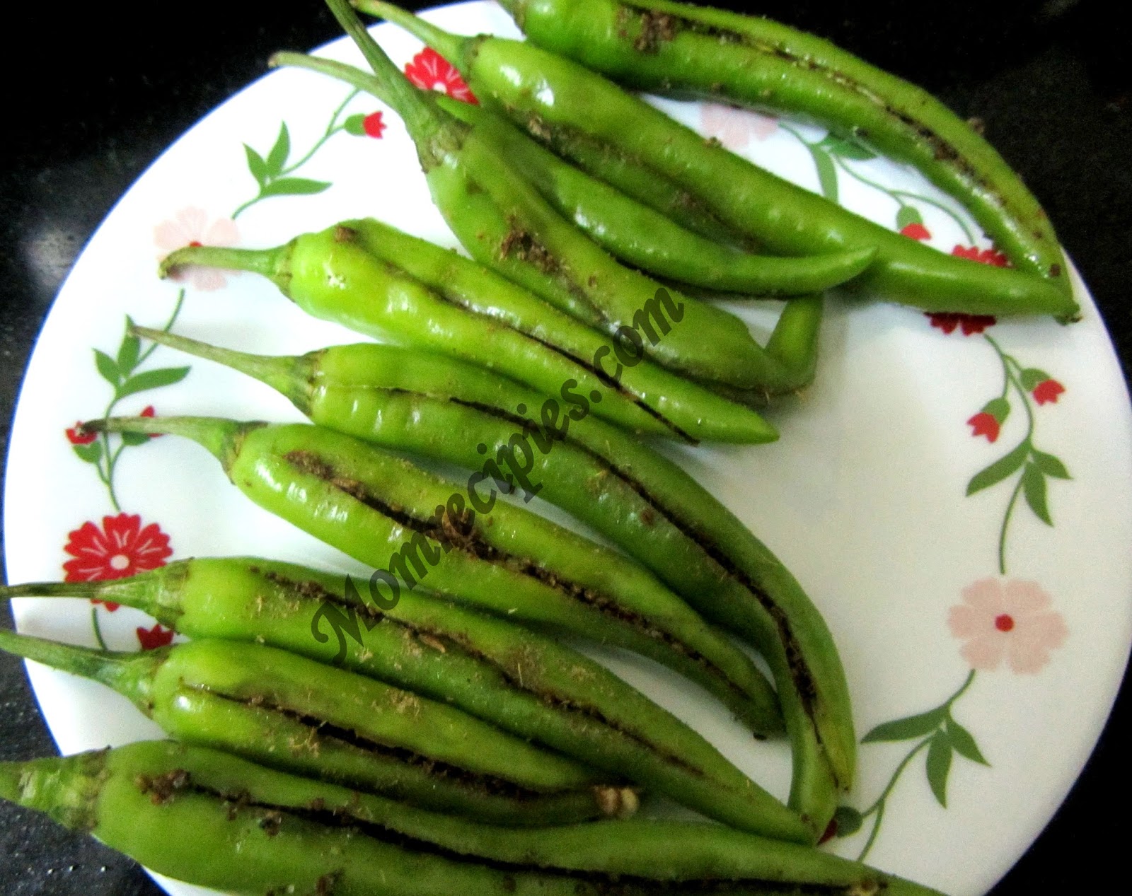 Mom's Recipies: Cut Mirchi Bajji / Masala Cut Mirchi ~ Street Food