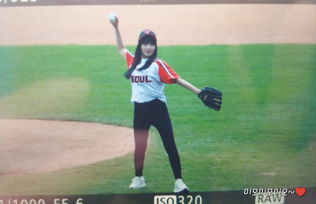 Joe's Twice Photo Blog: 190414 TWICE Momo Baseball game first ball (110 ...