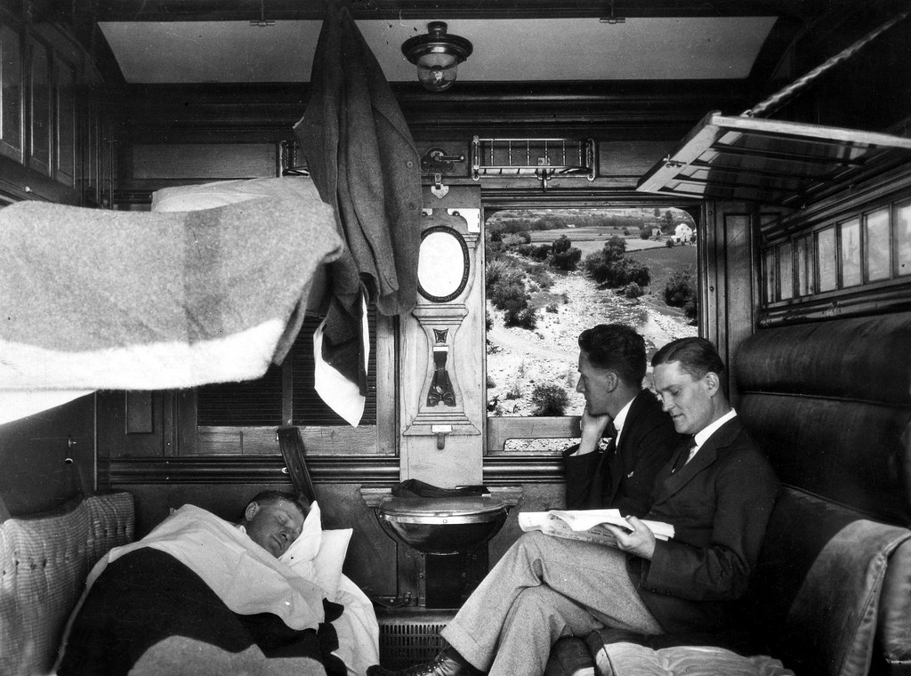 25 Amazing Photos Show the Comfortable Interior of the Blue Train in ...