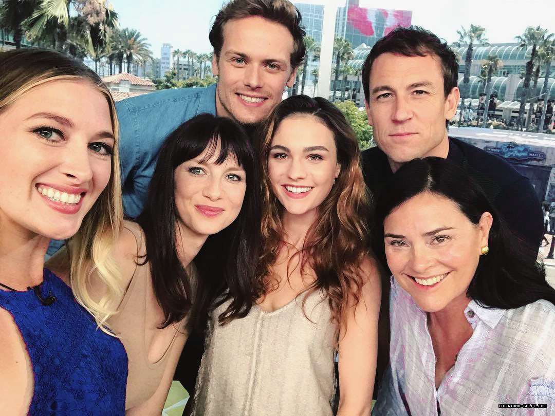 The Cast of Outlander || Interview for Entertainment Tonight at Comic ...