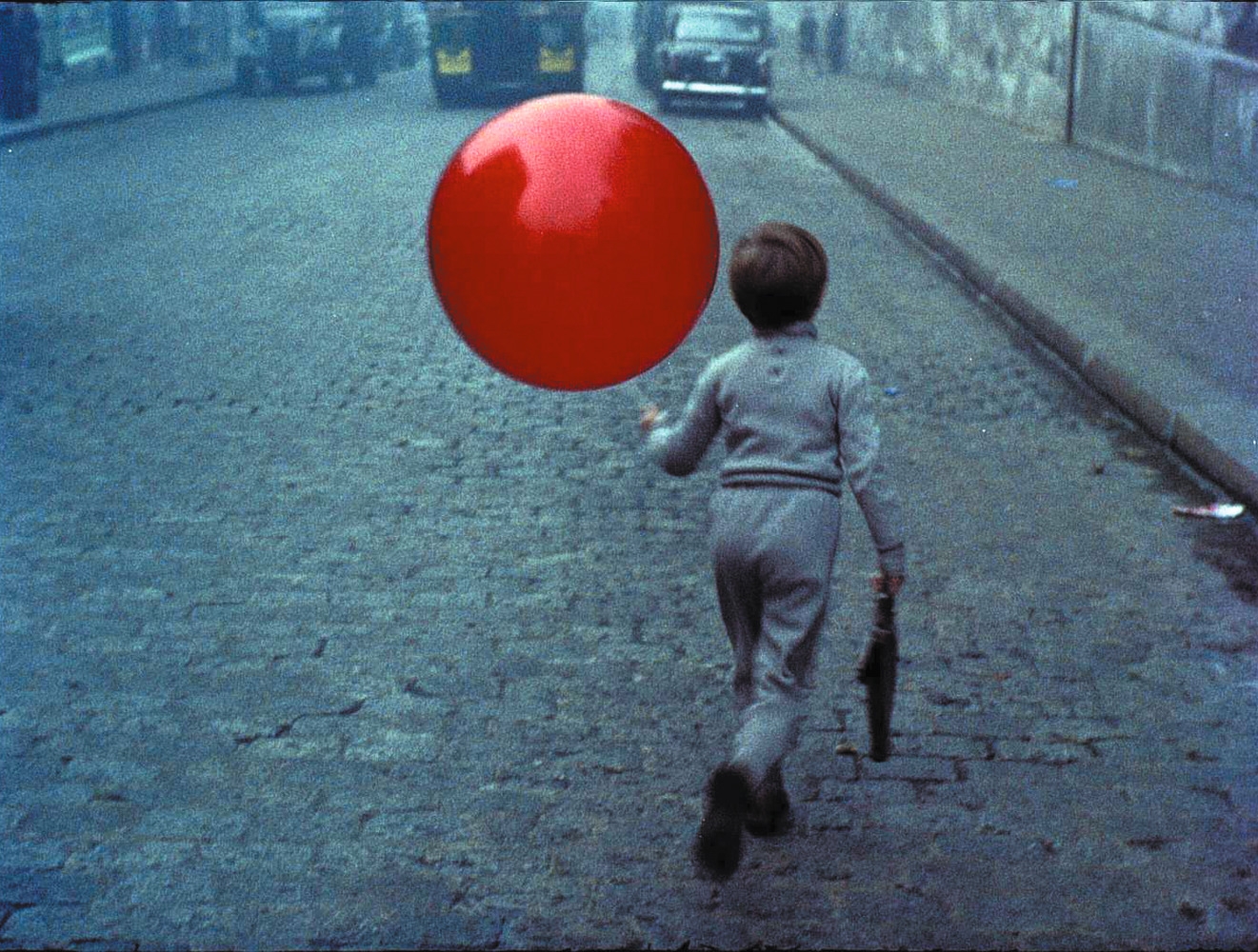 APE DES ARENES: Le ballon rouge