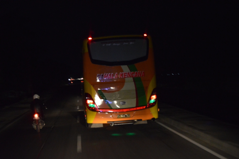 Tips Berkendara Mengikuti Bis Malam di Jalur Pantura - Jalur Bus