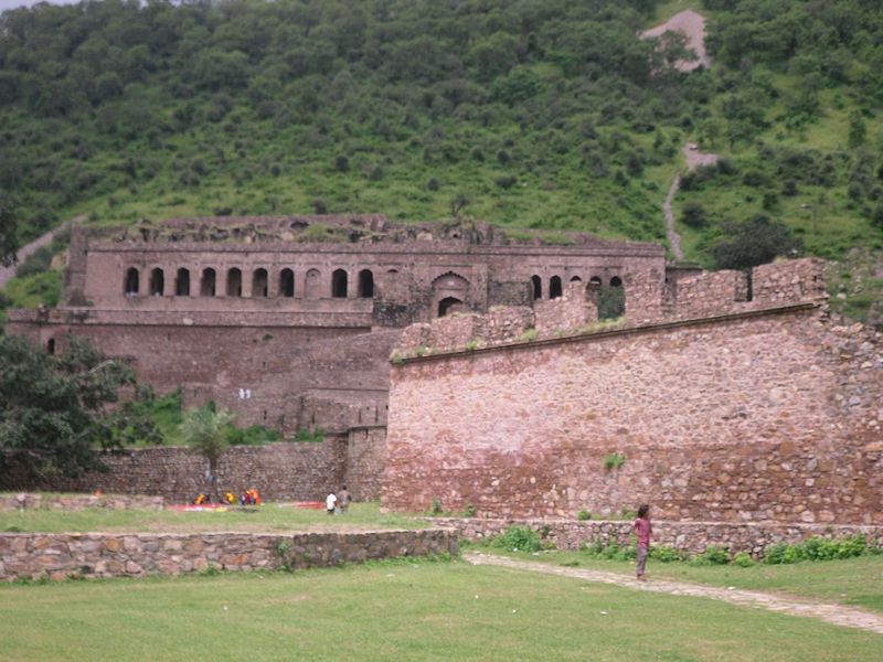 Seeks Ghosts: The Cursed Ghosts of Bhangarh Fort