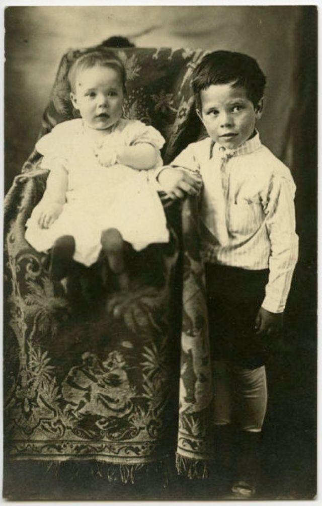 Hidden Mothers: 22 Creepy Studio Portraits of Faceless Mummies Behind ...