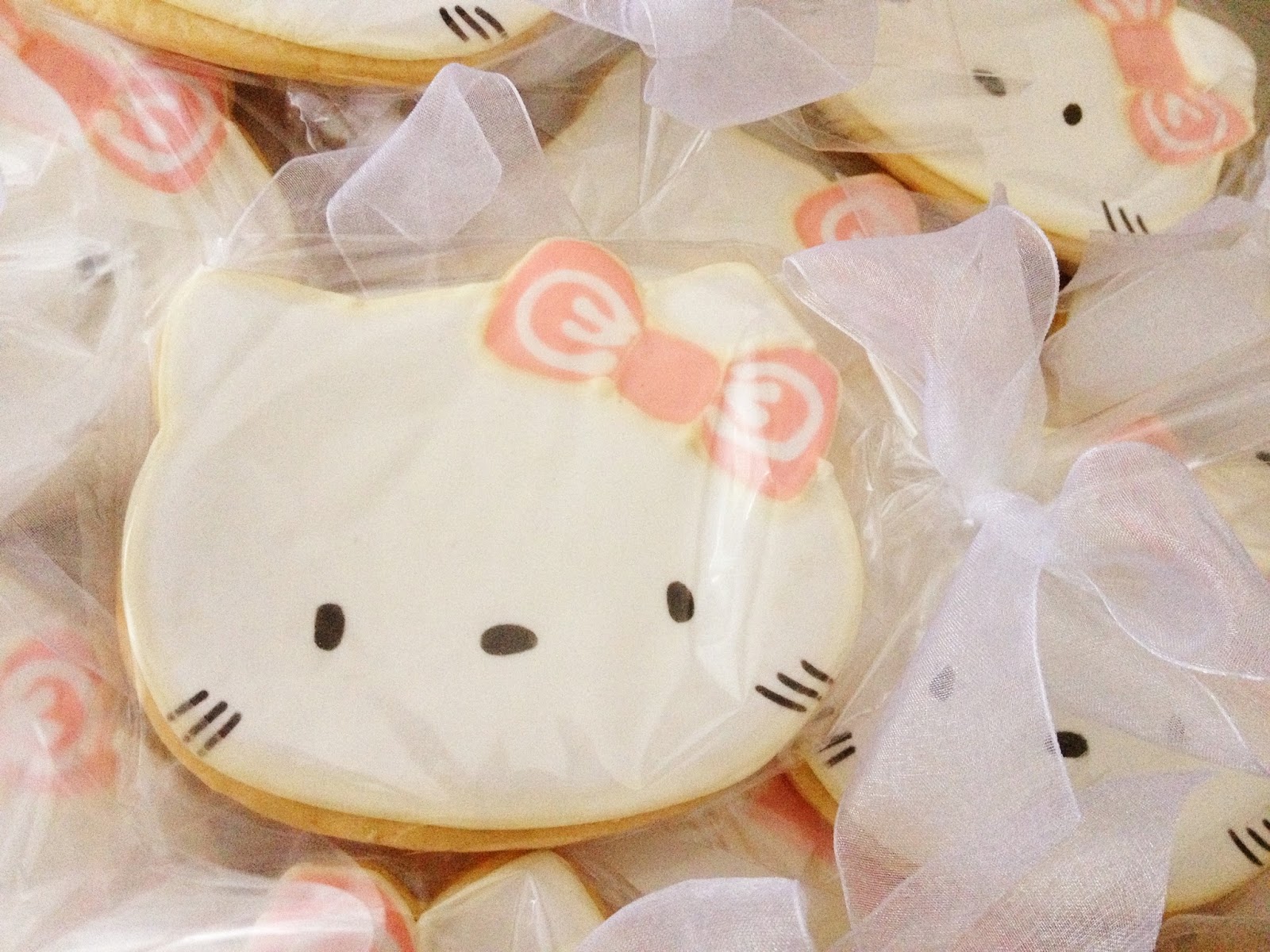 Dough and Batter: hello kitty cookies for grace!!!