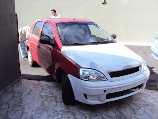 CIA DO BANNER : ENVELOPAMENTO DE VEÍCULO CORSA HATCH EM ADESIVO PRETO ...