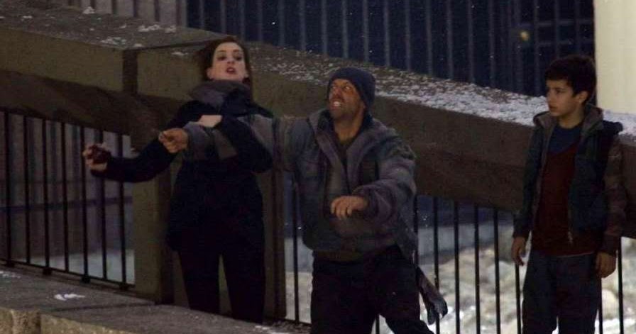 SNEAK PEEK : "The Dark Knight Rises": 'Selina Kyle' Collars A Creep