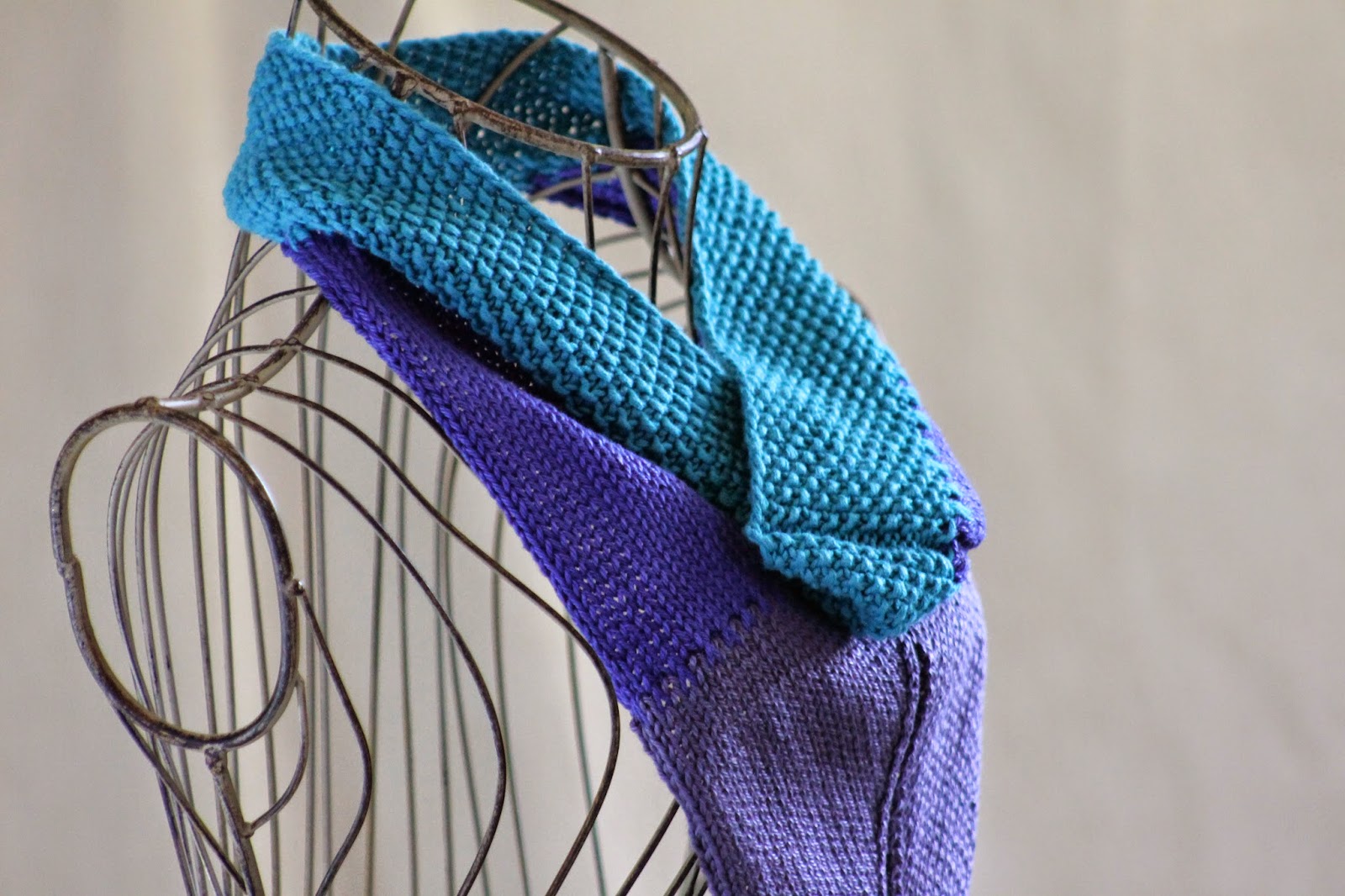 Balls to the Walls Knits: Colorblocked V Cowl