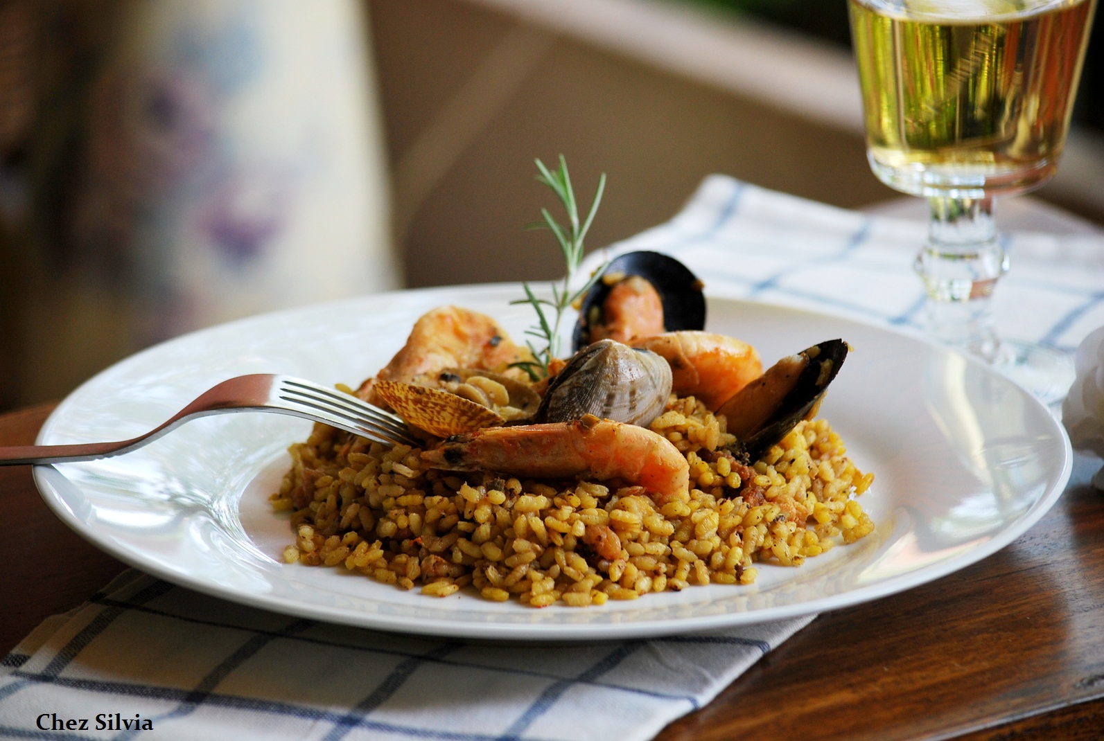 Paella XL a fuego de leña de sepia y calamar — Chez Silvia