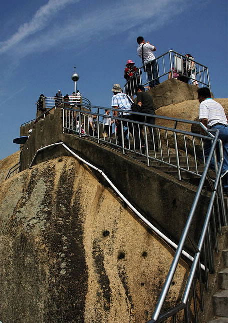 Overview the sea of clouds on the Sunlight Rock | China Tours Online Blog