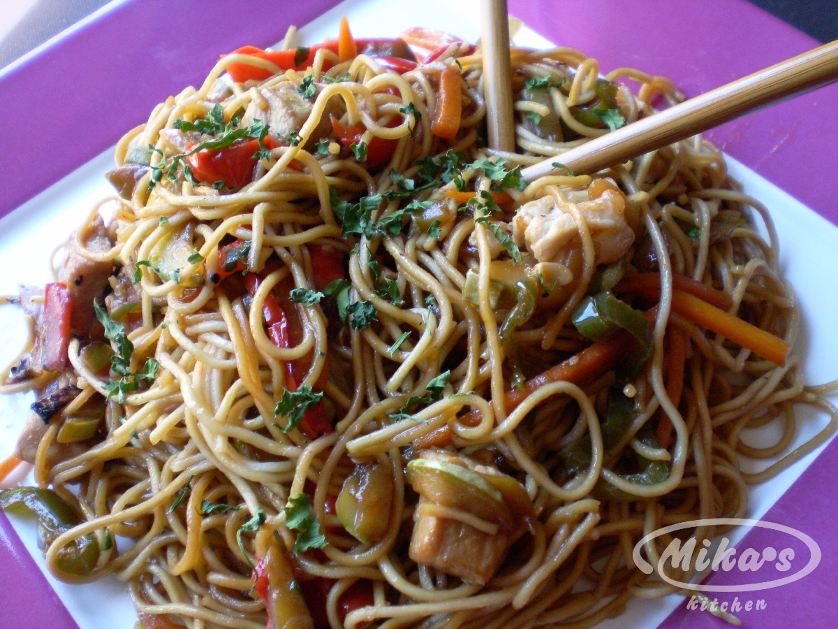 FIDEOS CHINOS CON LOMO Y VERDURA