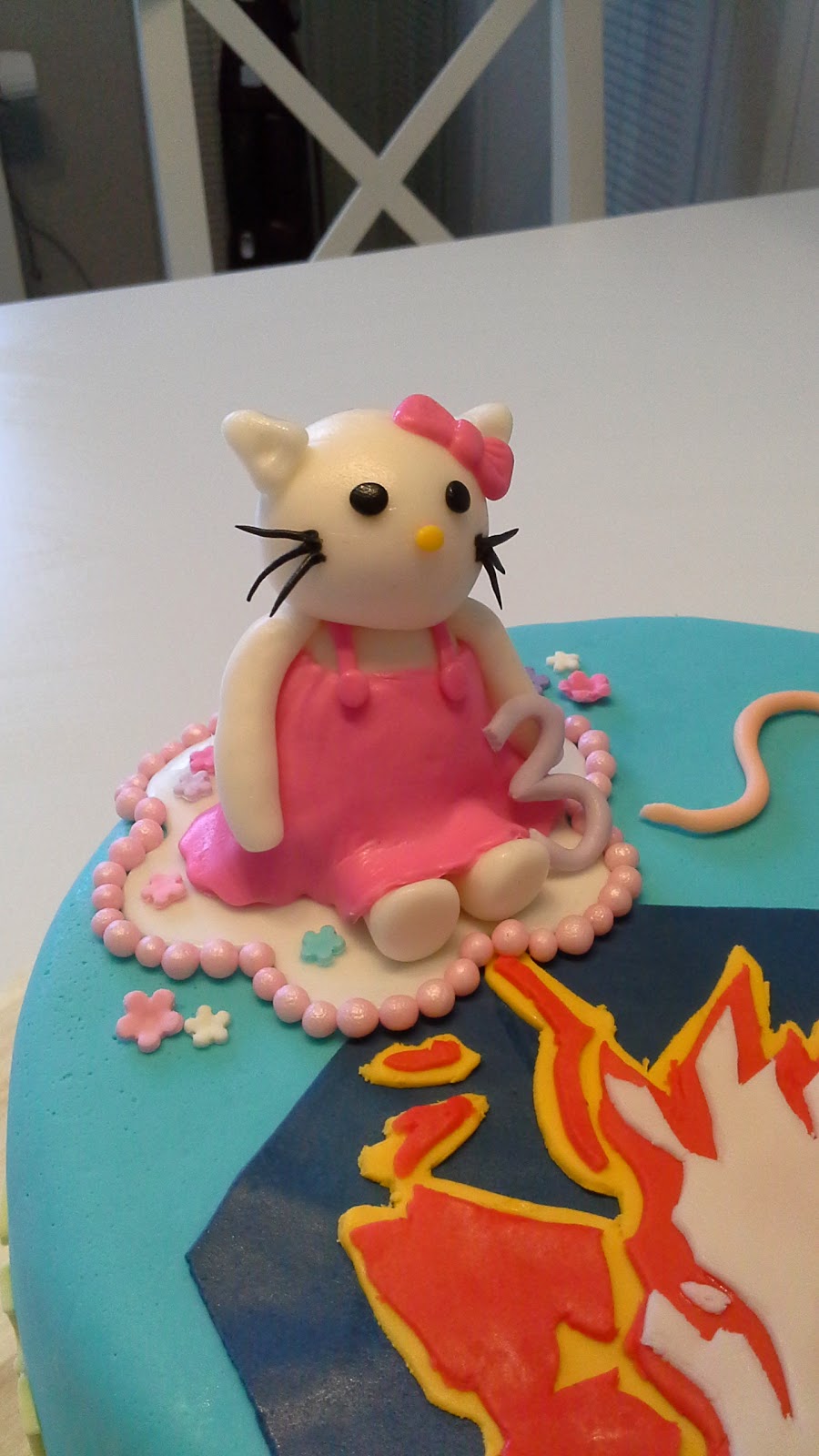 en kaka till: Tårta med hello Kitty, Molly mus och Pegasus(blade blade)